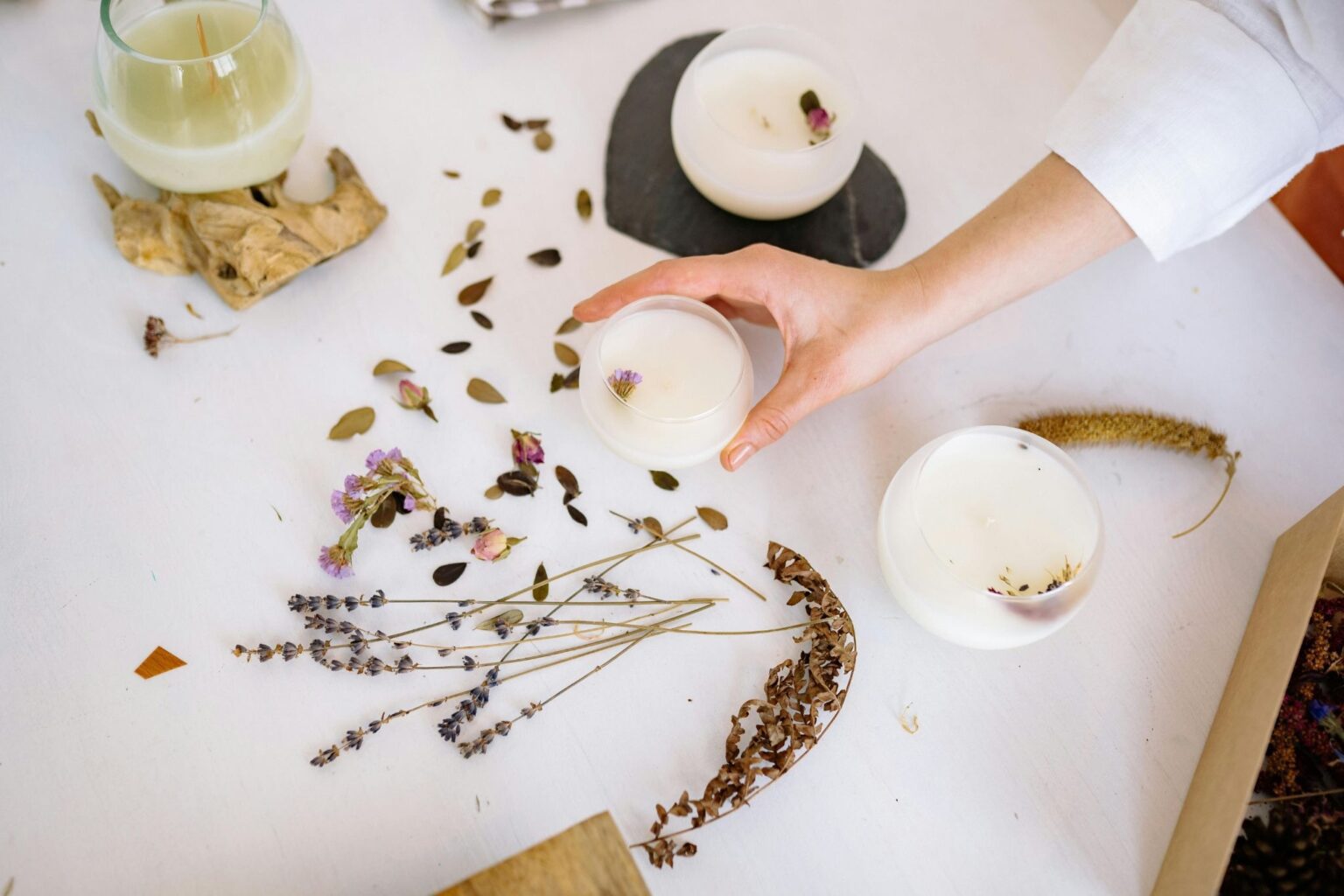 The 10 Best UK Candle Brands For Natural Fragrances | Birds and Lilies